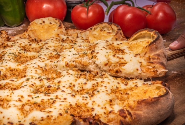 CHICKEN CATUPIRY PAULISTA 10" - 4 SLICES | Pinotti's Pizza